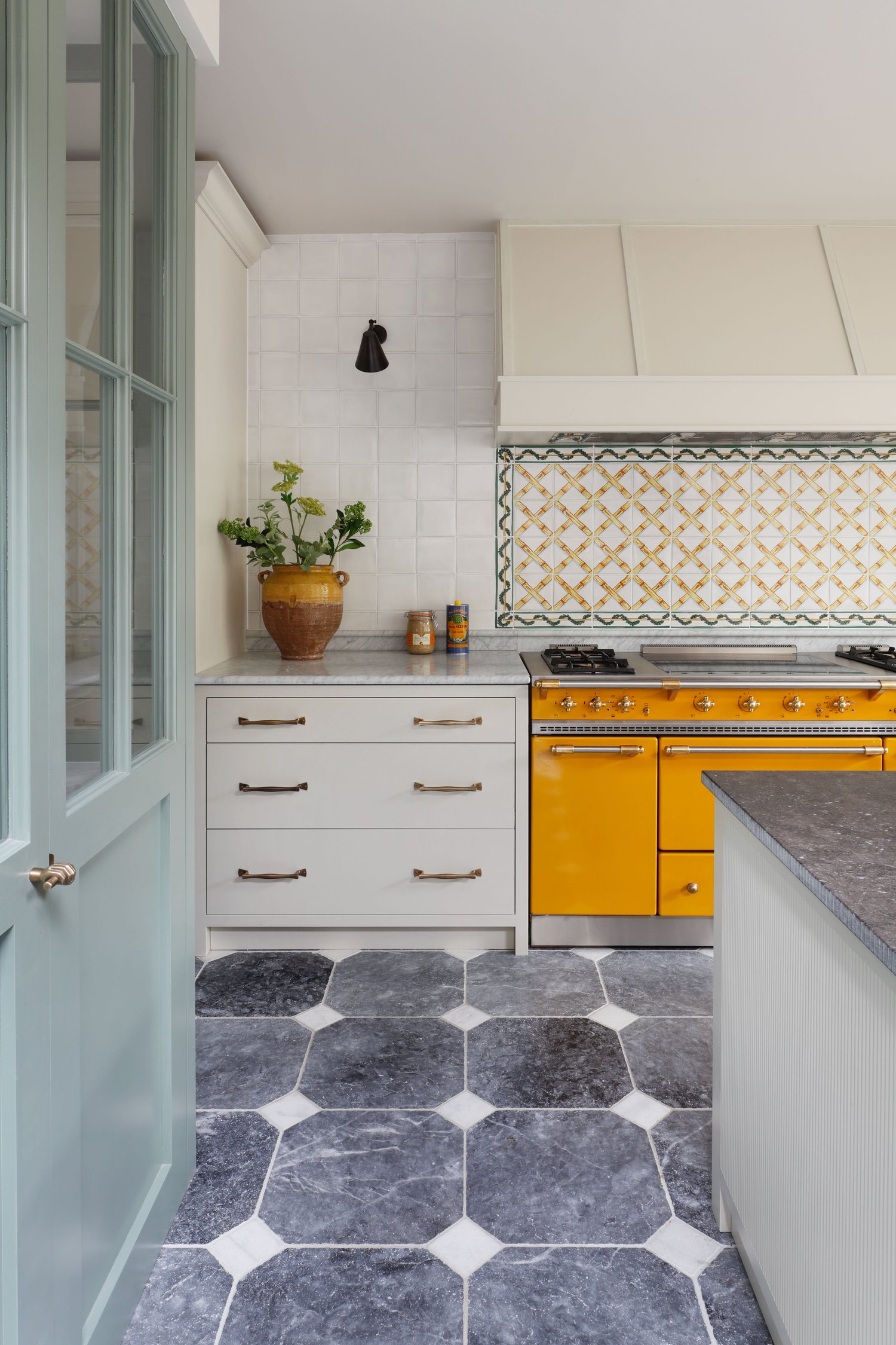 Discover 10 Kitchens that Spark Inspiration - Design Chic